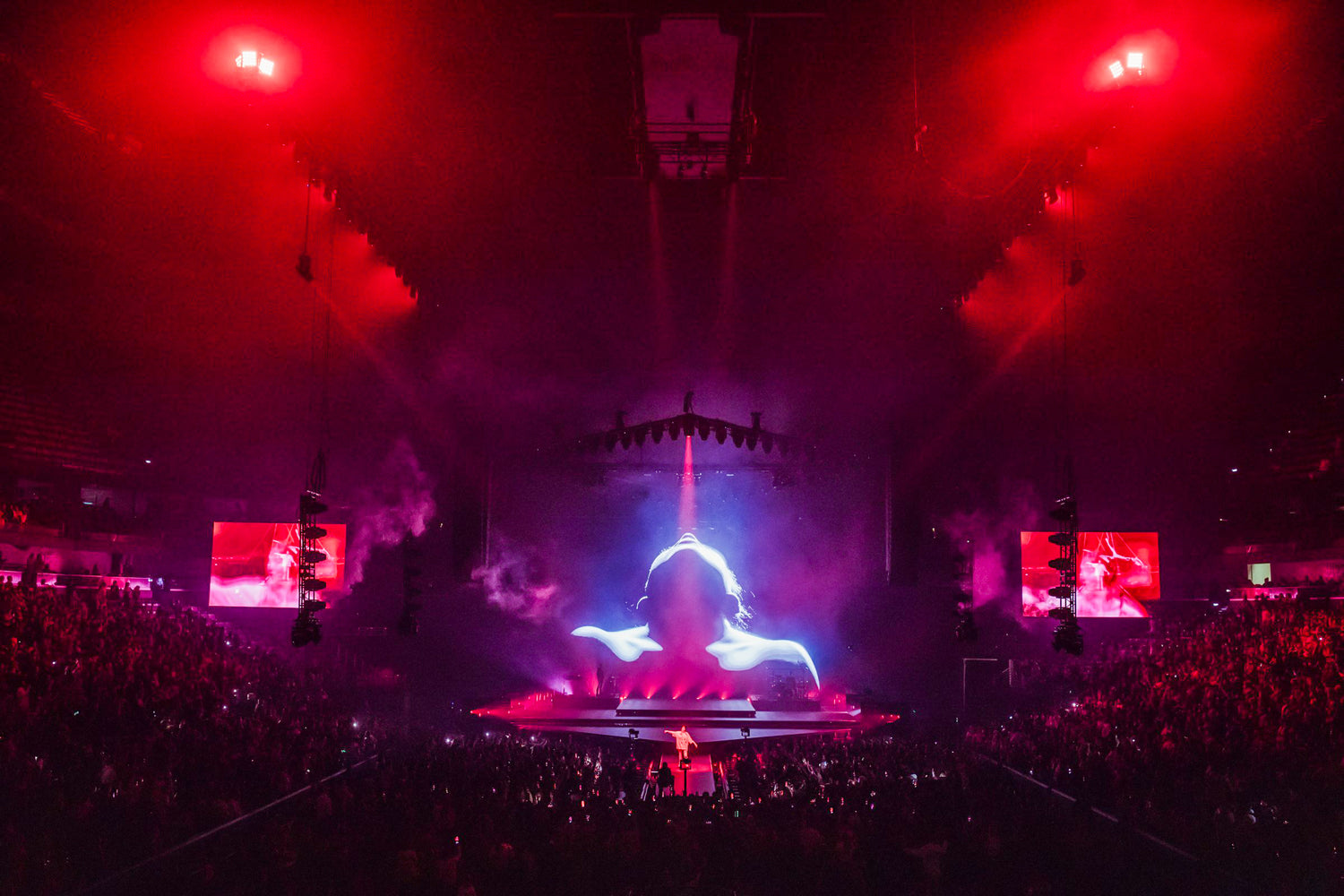 Billie Eilish kicks off Happier Than Ever, the 2022 World Tour | Moment ...